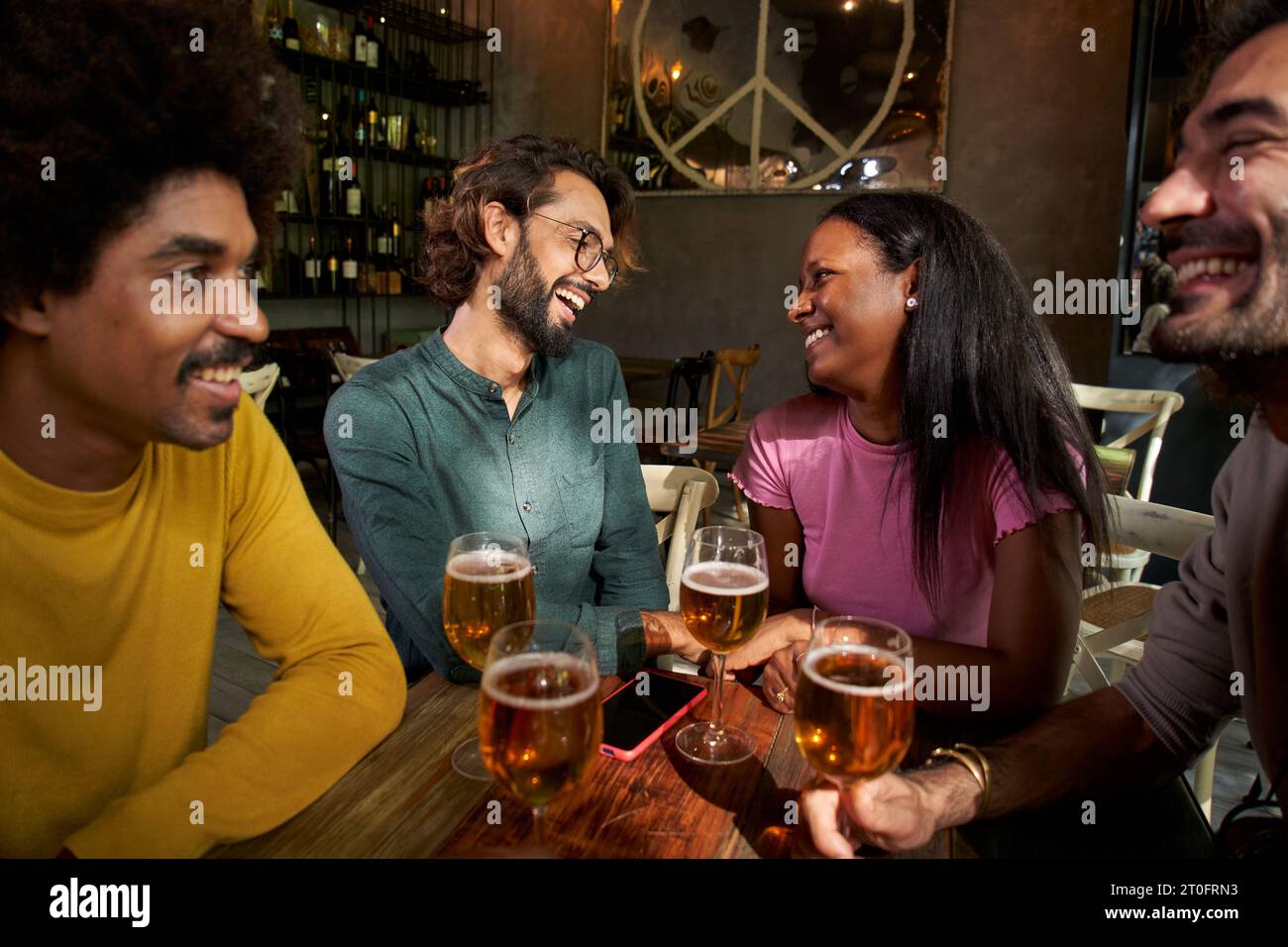 People having a pint hi-res stock photography and images - Alamy