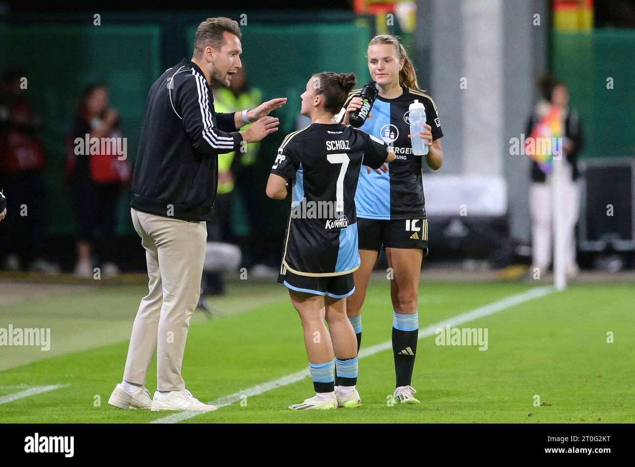 Wolfsburg, Deutschland. 06th Oct, 2023. v.li.: Thomas Osstendorp ...