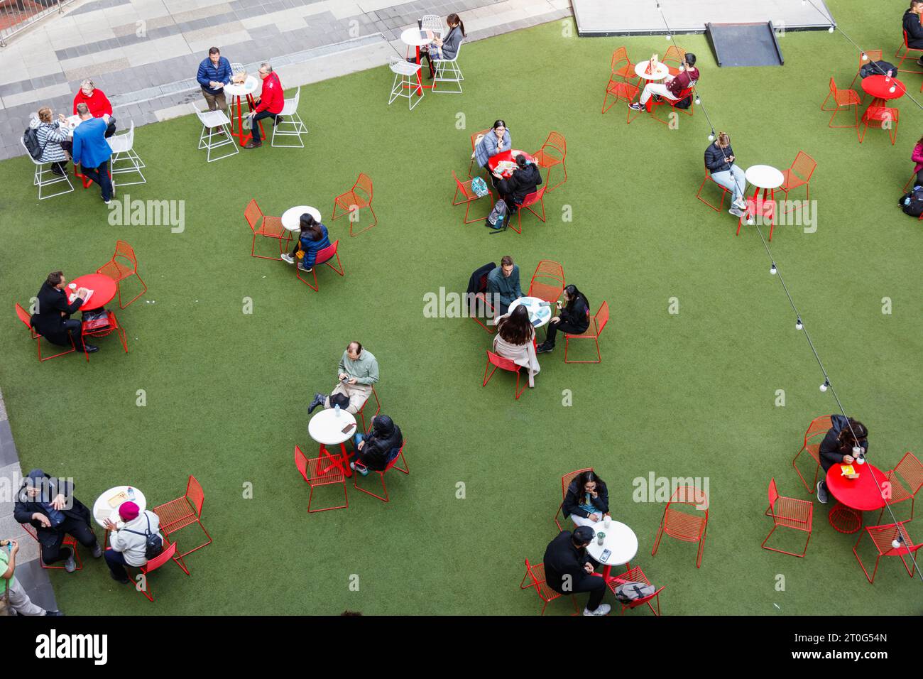 City workers eat lunch hi-res stock photography and images - Alamy