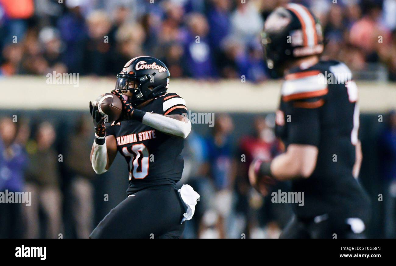 Oklahoma State wide receiver Rashod Owens (10) catches a pass during ...