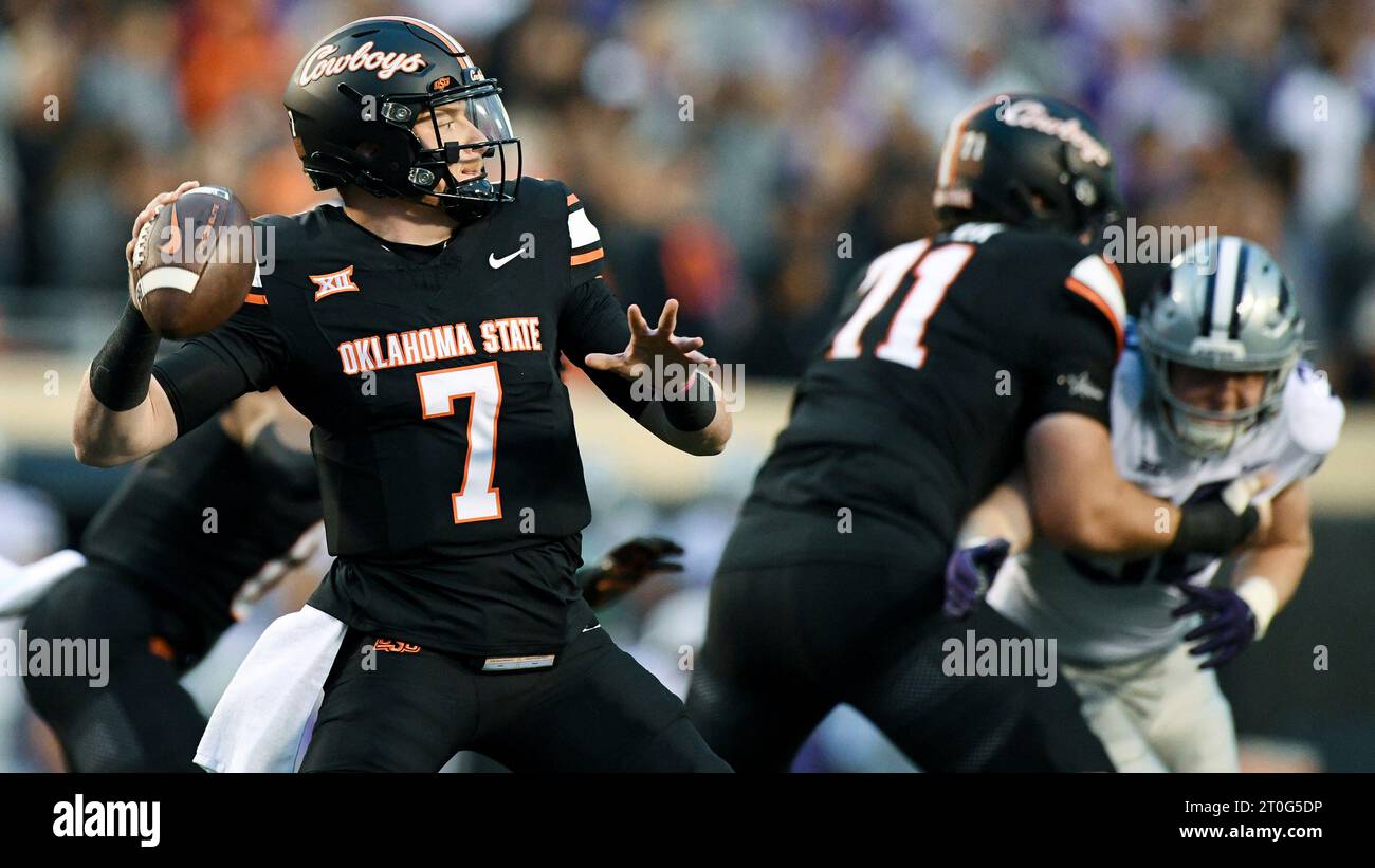 Oklahoma State quarterback Alan Bowman (7) looks for a receiver during ...