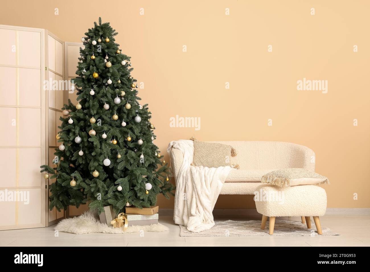 Interior of festive living room with Christmas tree and white sofa ...
