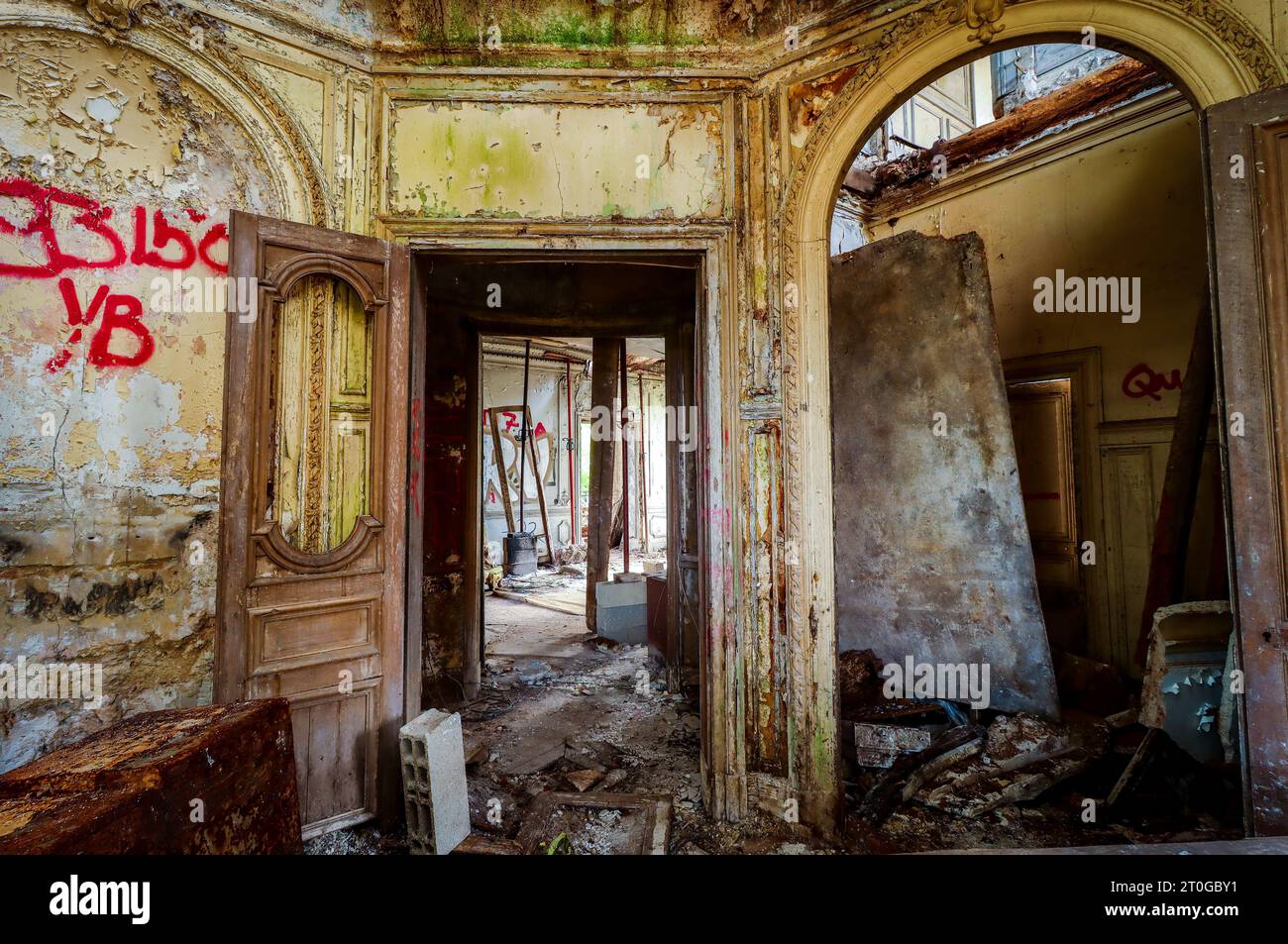 Lost manor house hi-res stock photography and images - Alamy
