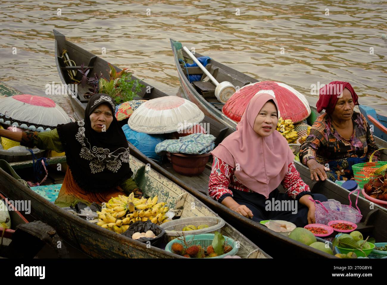 Banjarmasin, Indonesia, 24 September 2023 : Floating market traders on ...