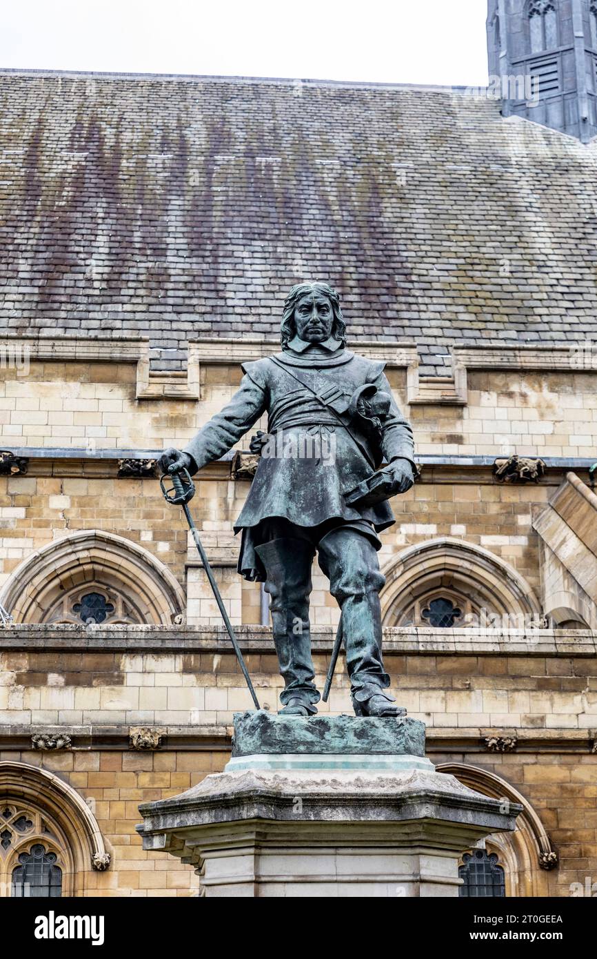 Oliver cromwell statue hi-res stock photography and images - Alamy