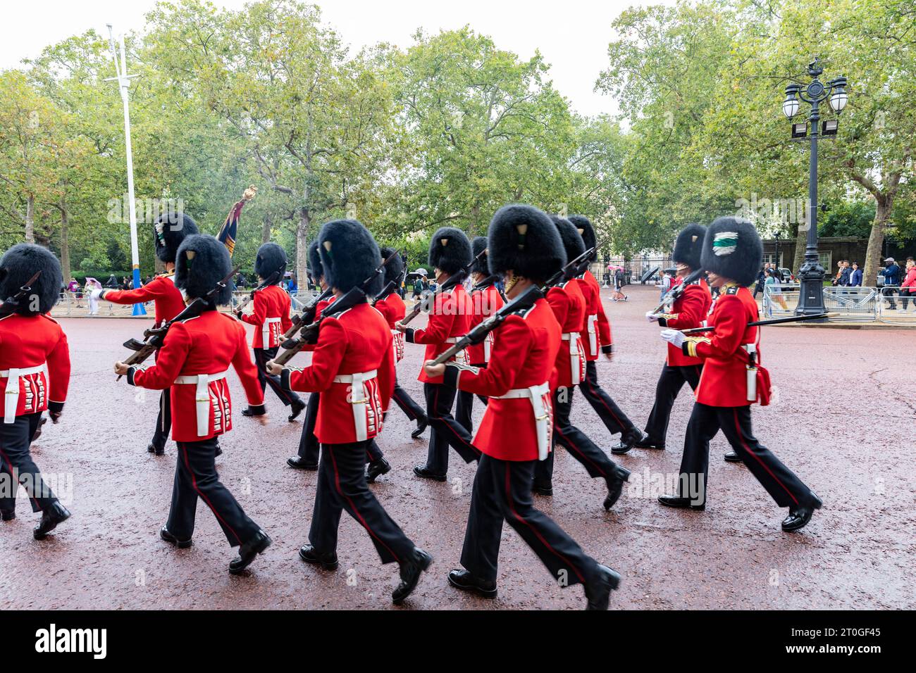 Household Cavalry Kings guard marches on the Mall at Changing of the ...