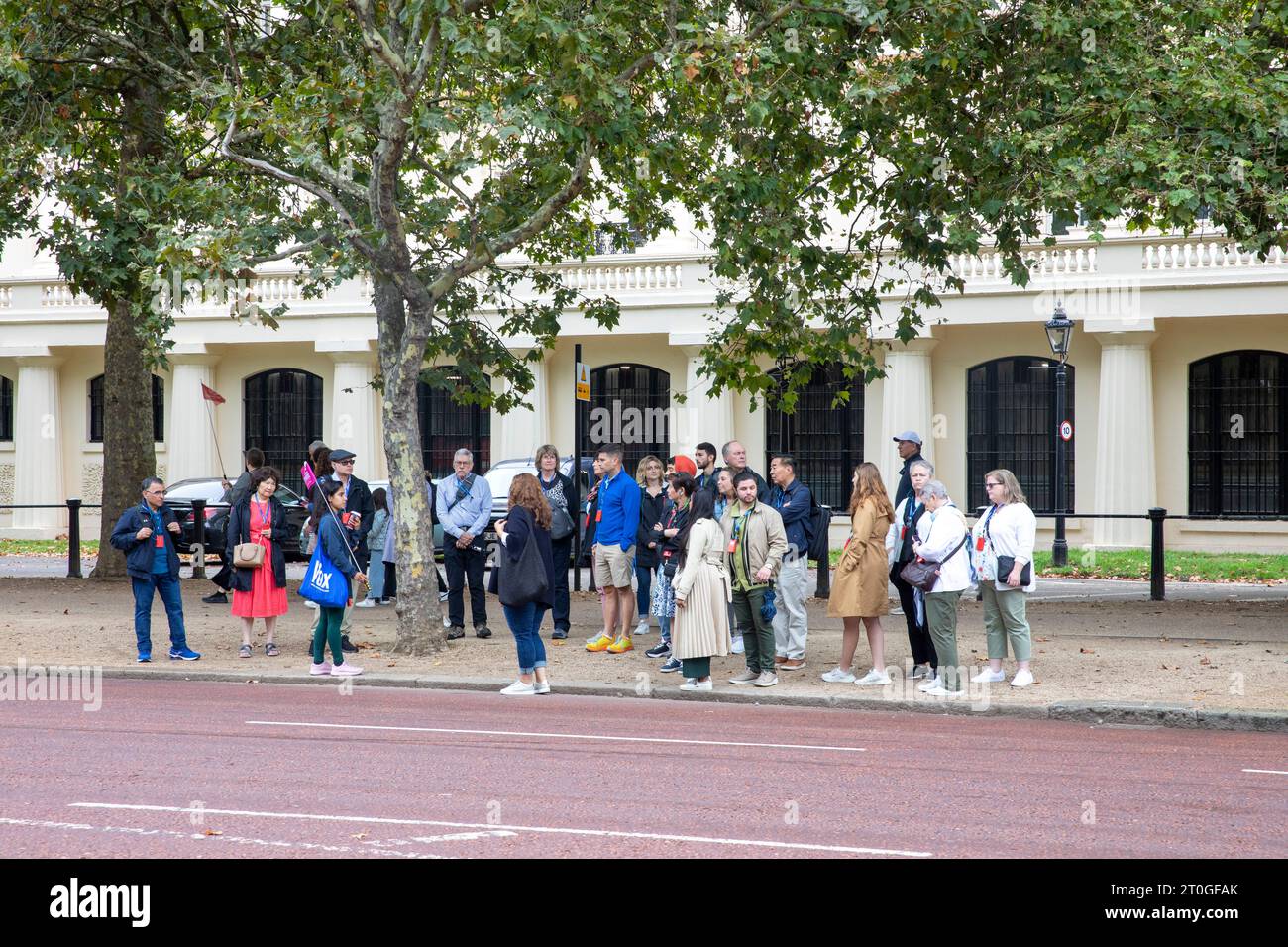 London The Mall tour group with tour group leader waiting for Changing ...