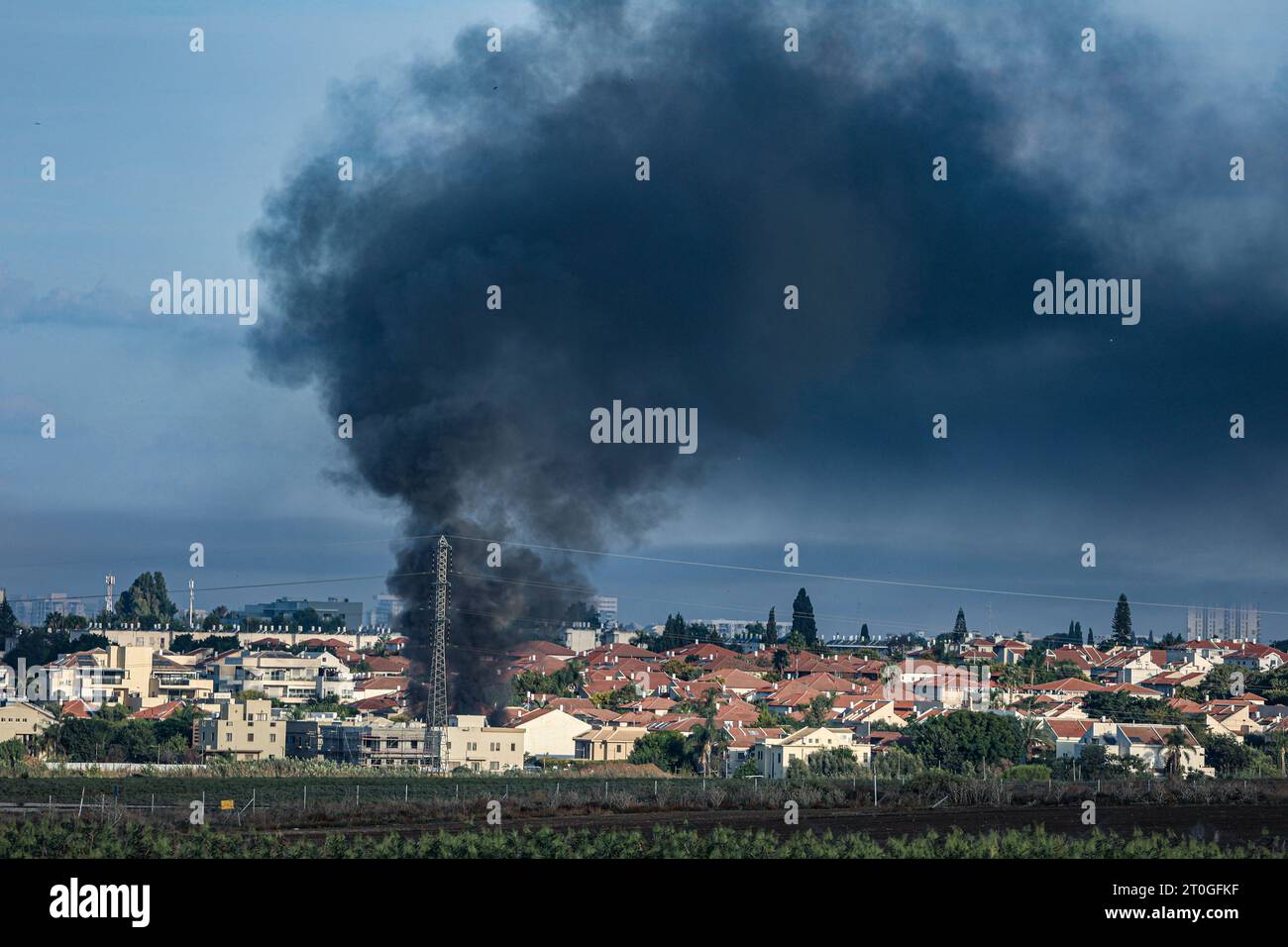 Mazkeret Batya, Israel. 07th Oct, 2023. Smoke billows from Israel ...