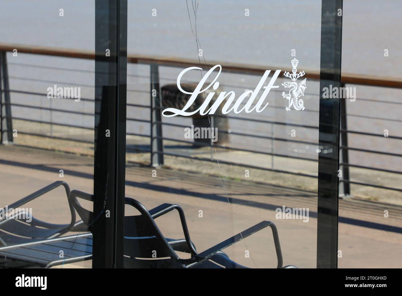 Lindt branch hi-res stock photography and images - Alamy