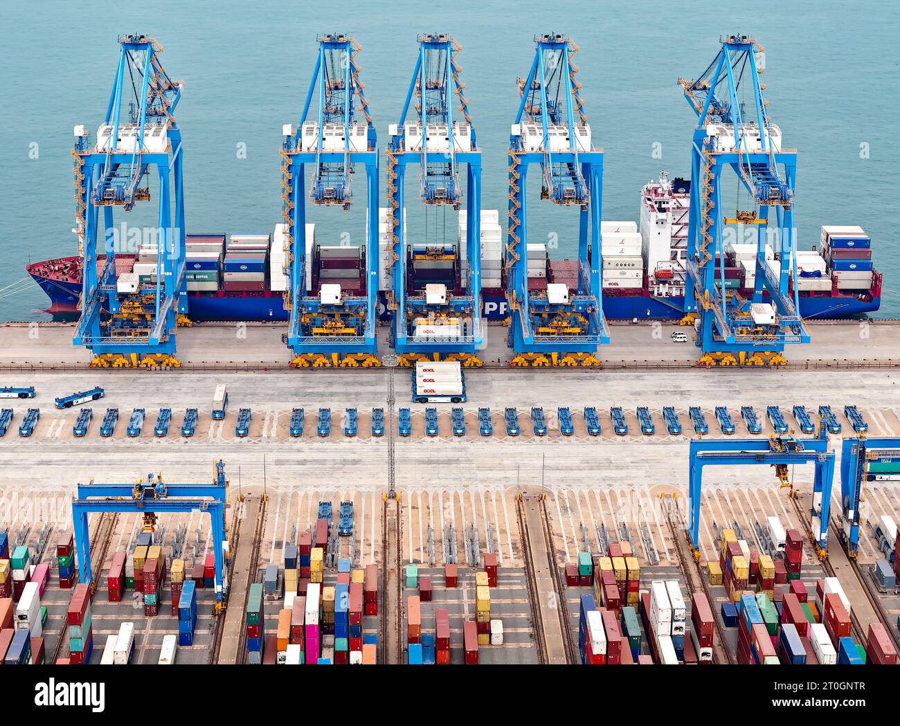 QINGDAO, CHINA - OCTOBER 7, 2023 - A cargo ship loads cargo at a fully automated container ...