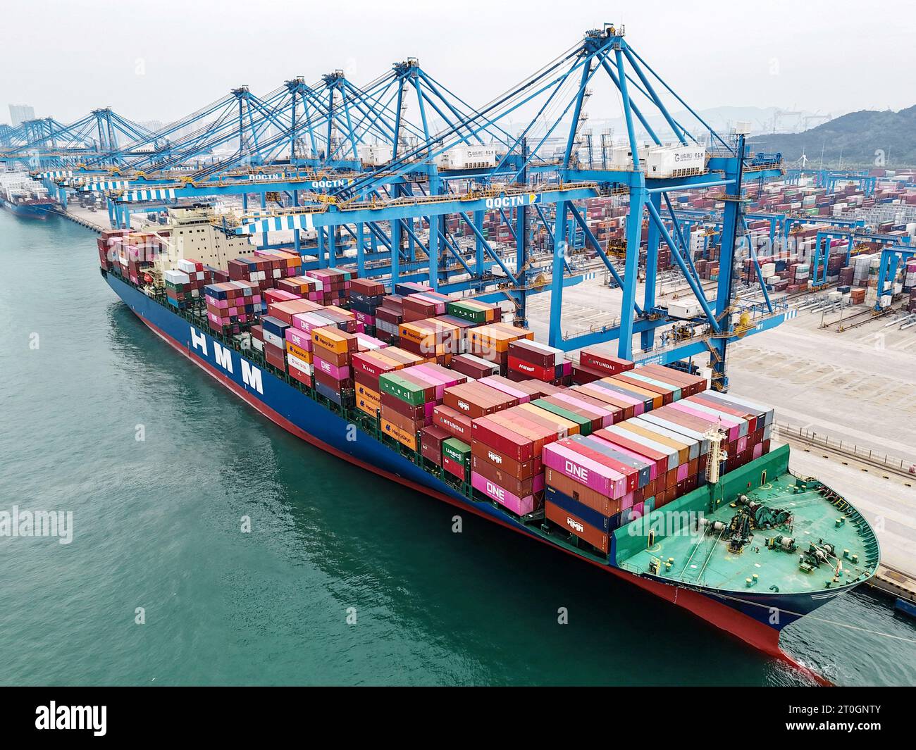 QINGDAO, CHINA - OCTOBER 7, 2023 - A cargo ship loads cargo at a fully automated container ...