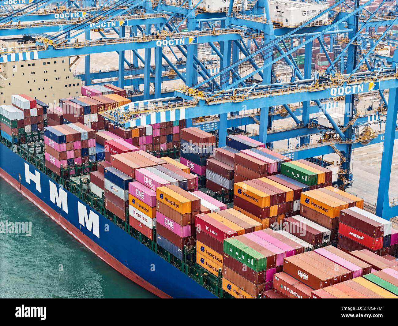 Qingdao, China. 07th Oct, 2023. QINGDAO, CHINA - OCTOBER 7, 2023 - A cargo ship loads cargo at a ...
