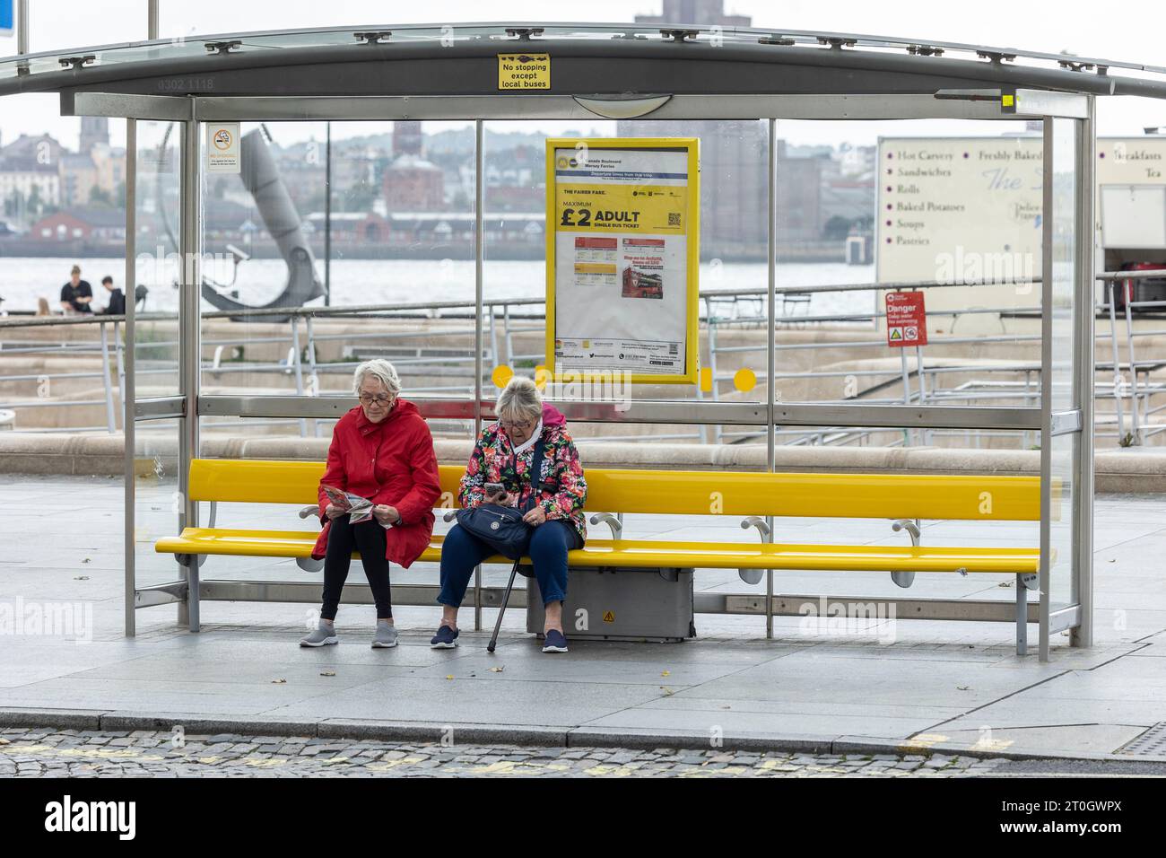 Queue people waiting bus stop hi-res stock photography and images - Alamy