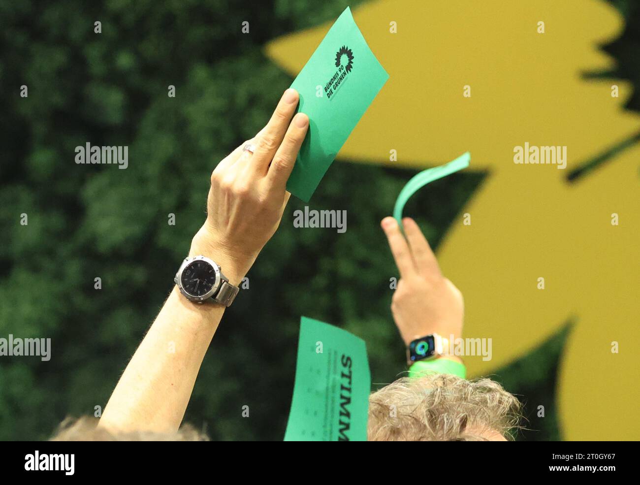 Bremen, Germany. 07th Oct, 2023. Participants hold up voting cards ...