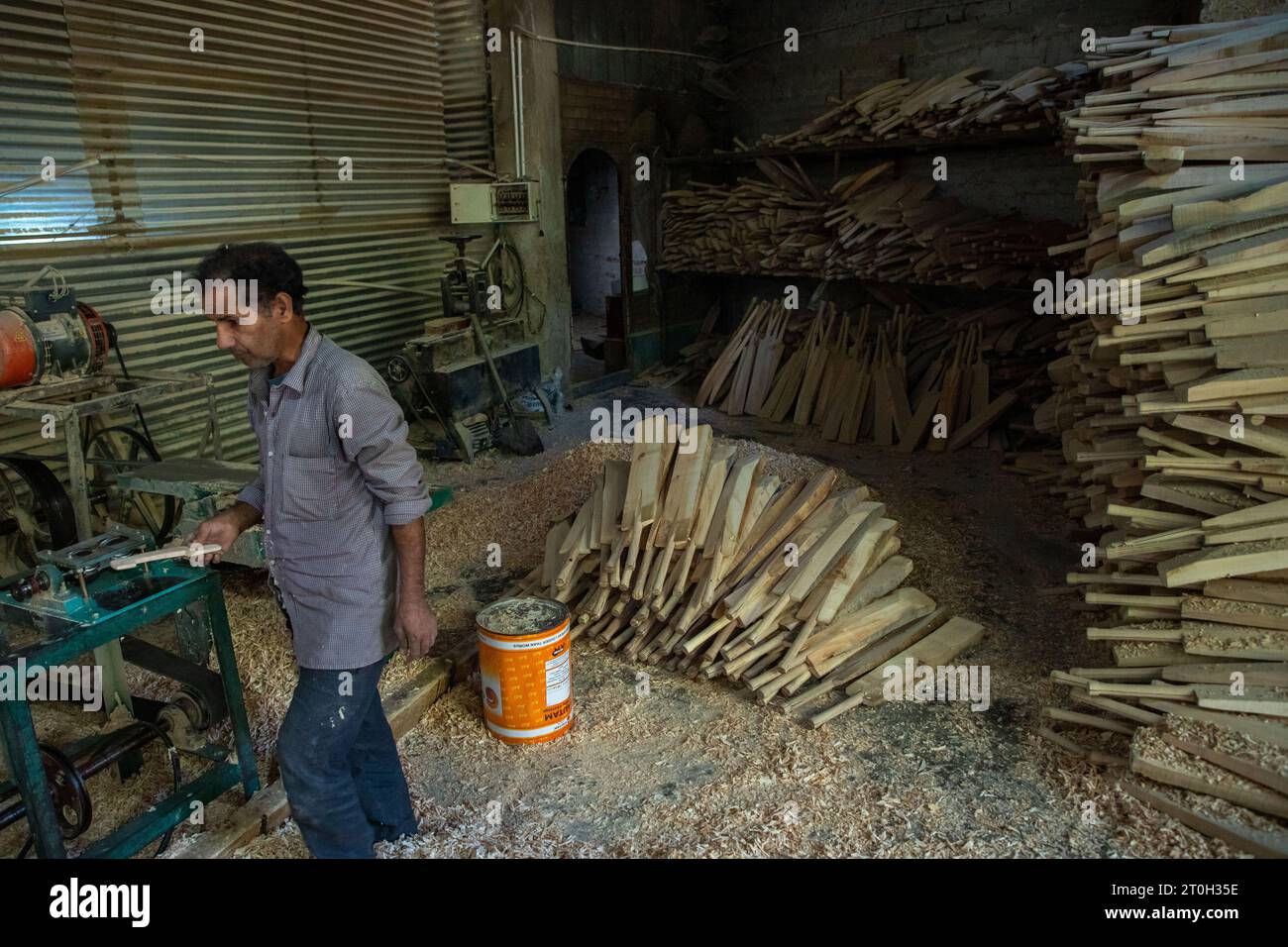 Kashmiri willow wood cricket bat hi-res stock photography and images ...