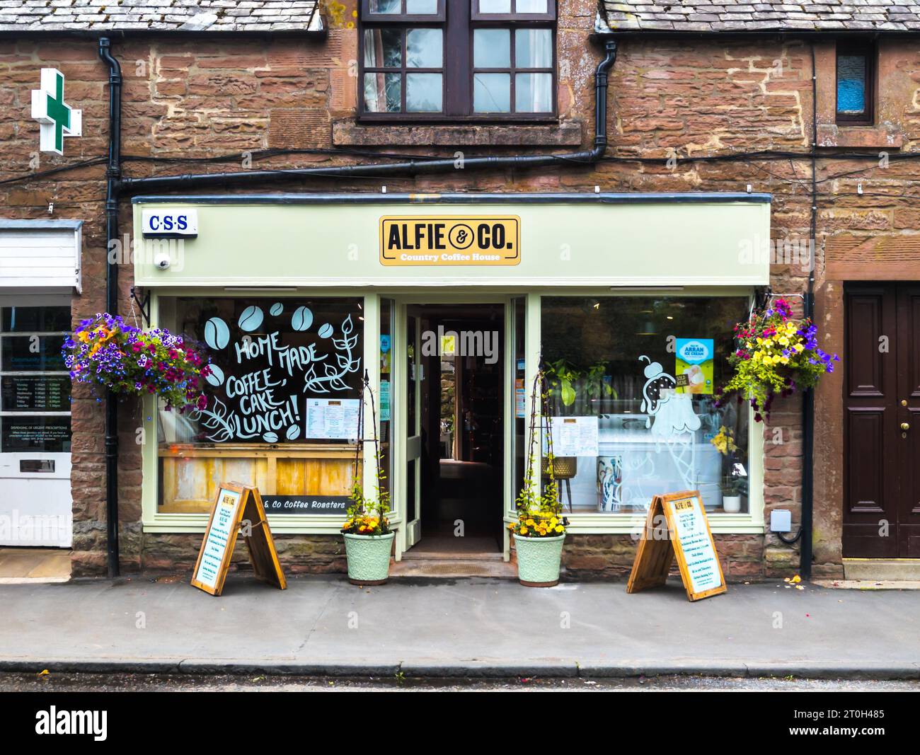 Coffee shop exterior hi-res stock photography and images - Alamy