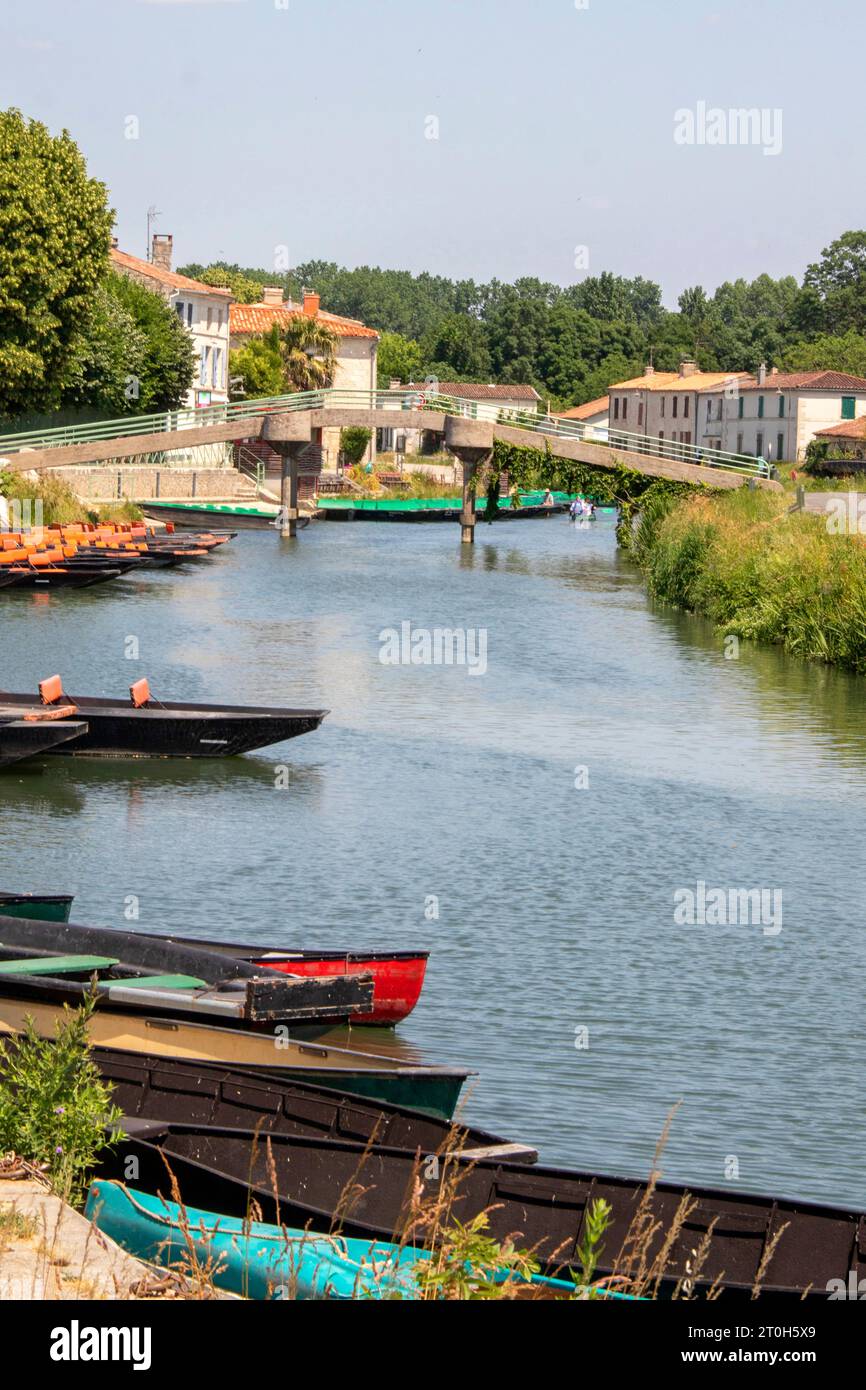 Coulon. Mooring of sightseeing boats on the Sèvre Niortaise in Poitou ...
