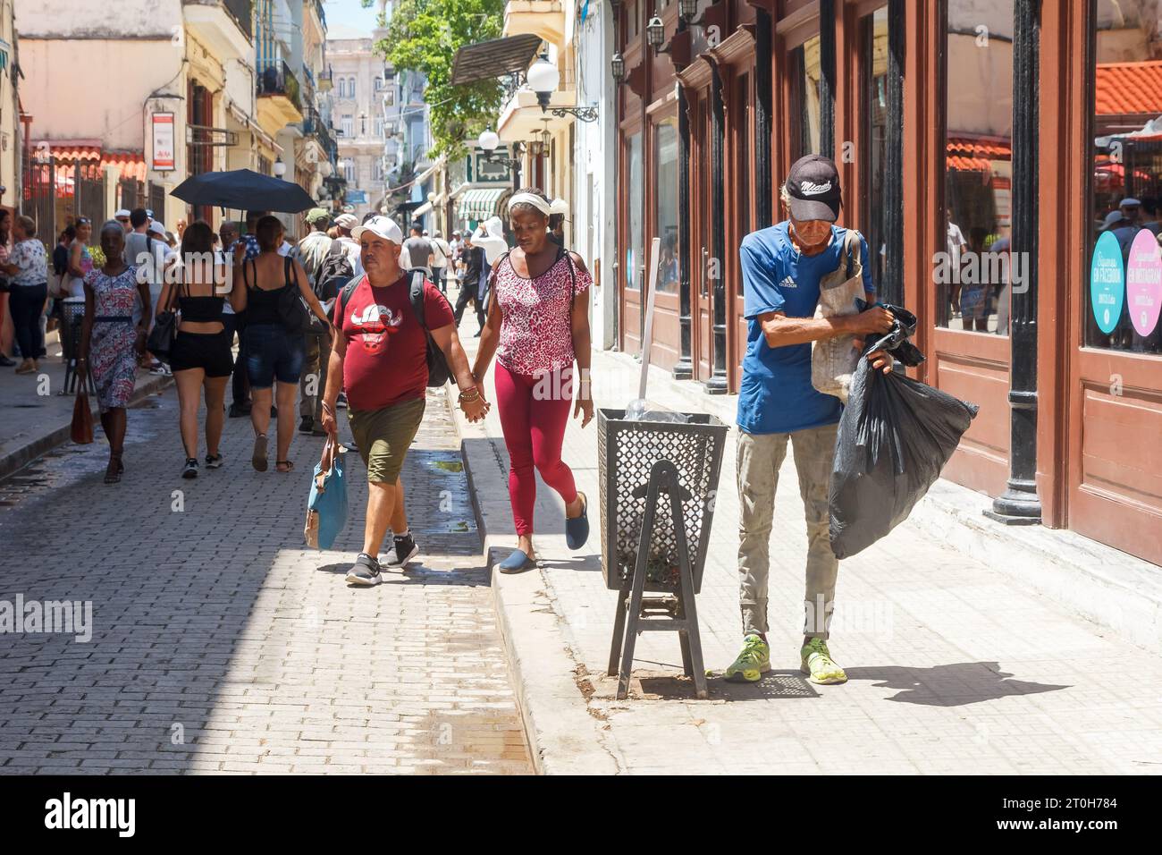 Cuban street life hi-res stock photography and images - Alamy