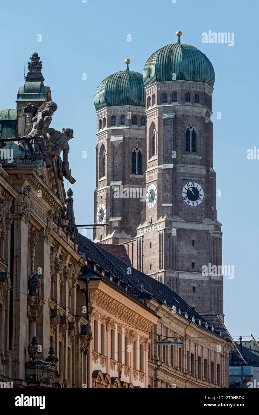 Bank lady hi-res stock photography and images - Alamy