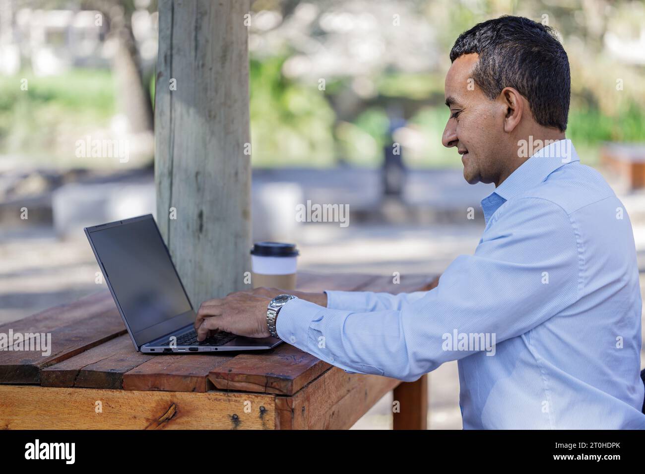 Working latino hi-res stock photography and images - Alamy