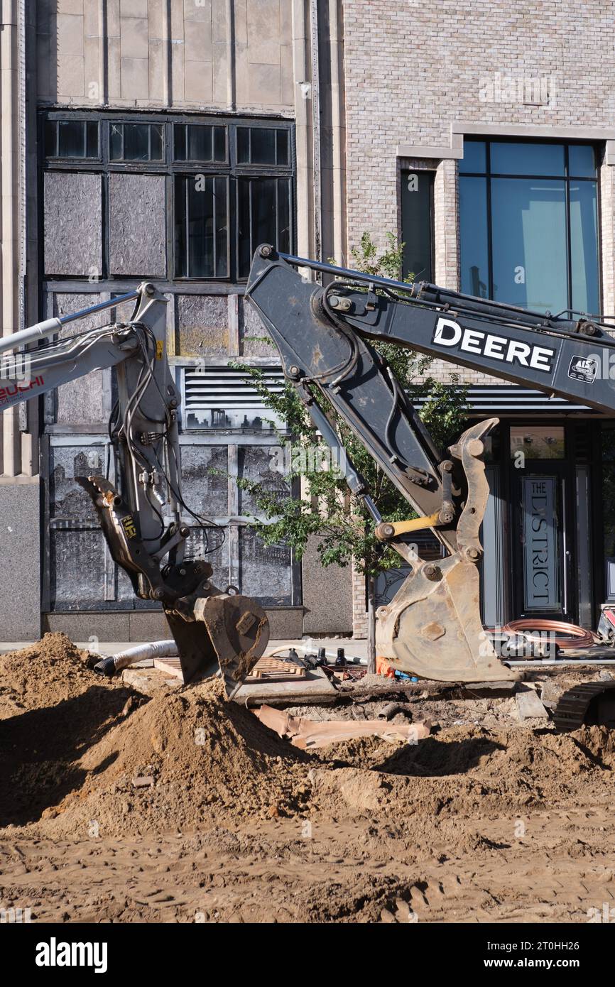 Working excavator on street in hi-res stock photography and images - Alamy