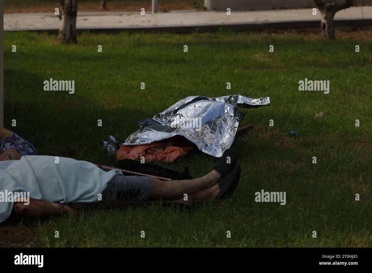 Sderot, Israel. 07th Oct, 2023. Bodies of dead Israelis lie on the ...
