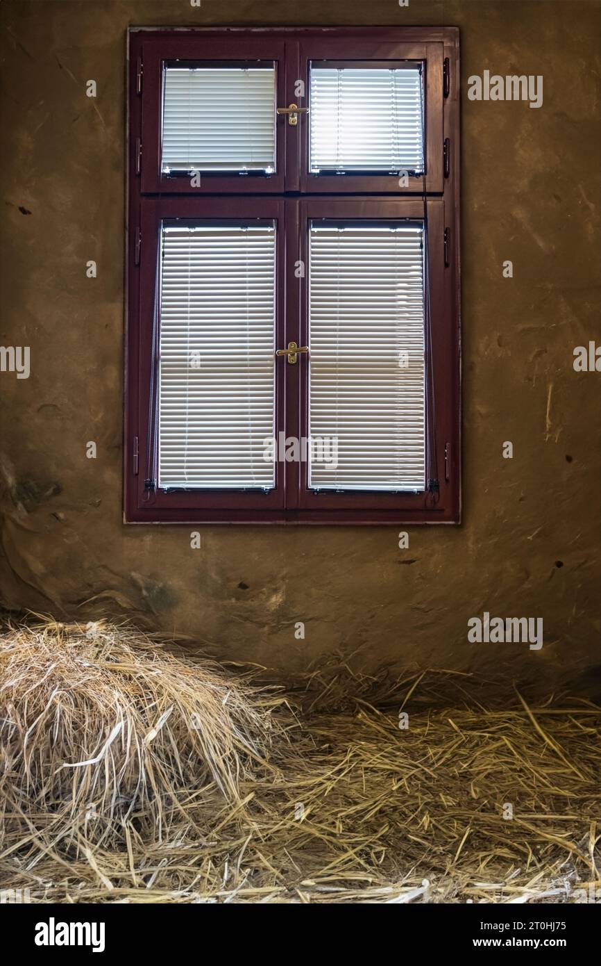 Barn house with straw floor hi-res stock photography and images - Alamy