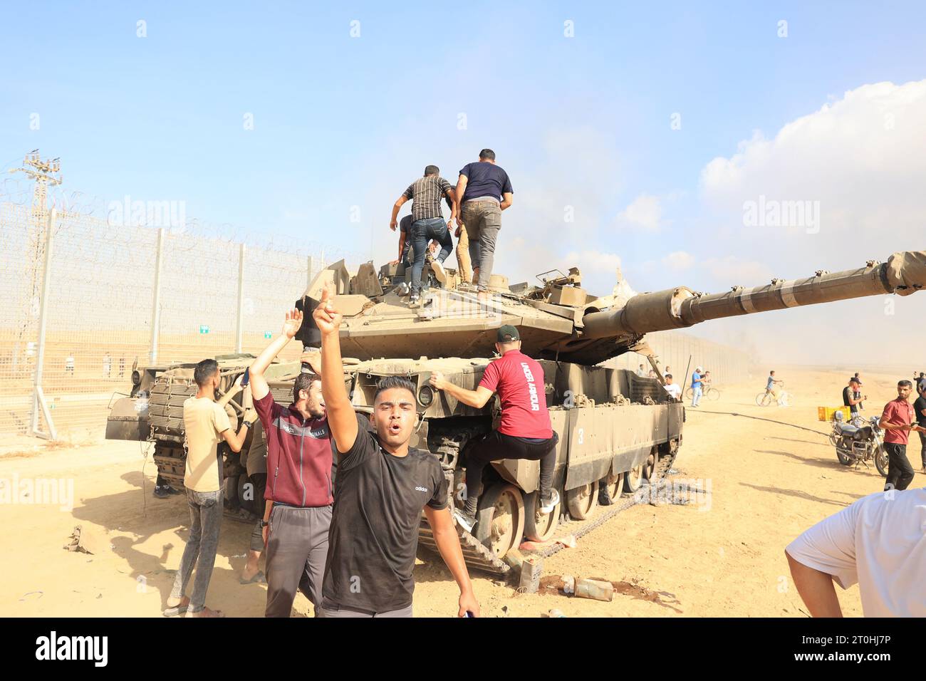 Gaza strip fence palestinians tank hi-res stock photography and images ...