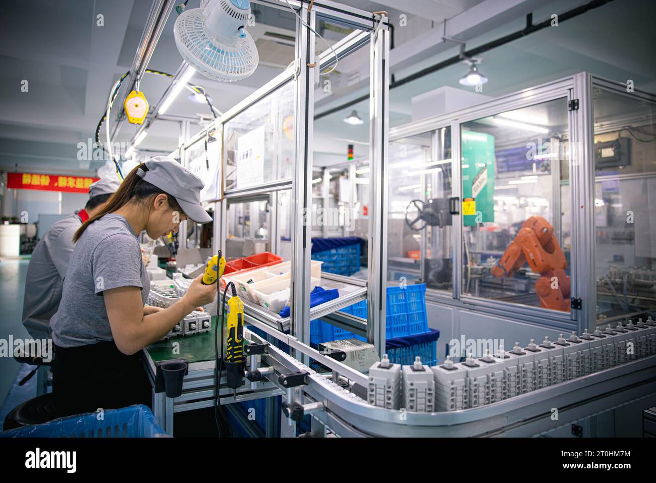 (231007) -- BEIJING, Oct. 7, 2023 (Xinhua) -- Staff members work at the ...