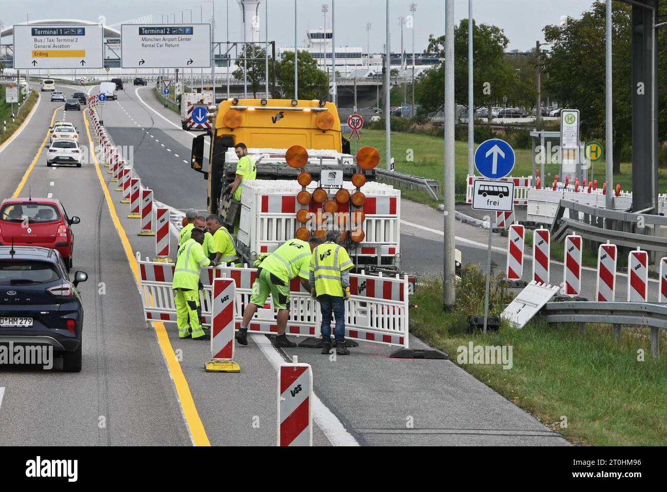Strassenbau, Bauarbeiten. Bauarbeiter an einer Strassensperre. Fahrbahn ...
