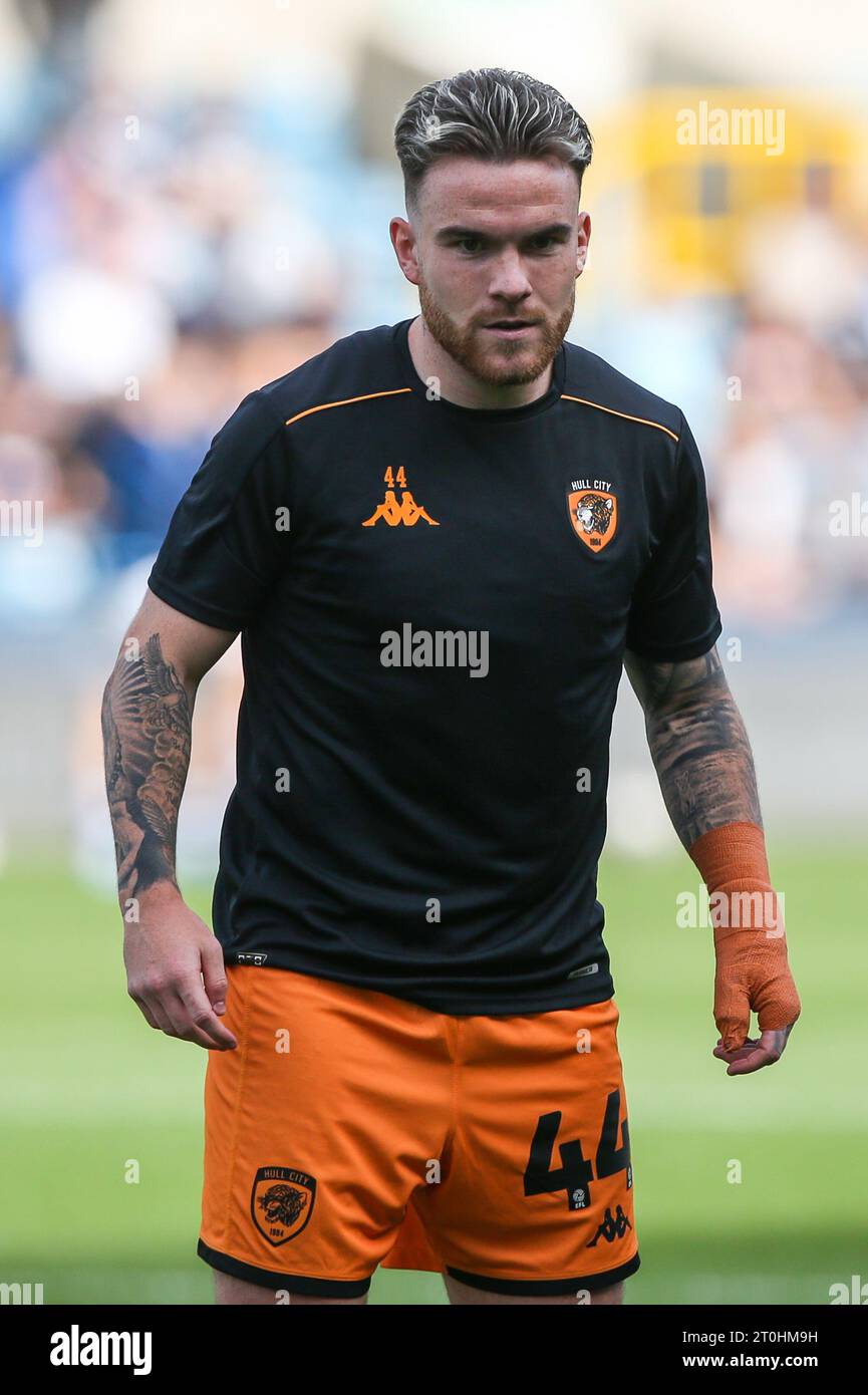 Aaron Connolly #44 of Hull City warms up during the Sky Bet ...