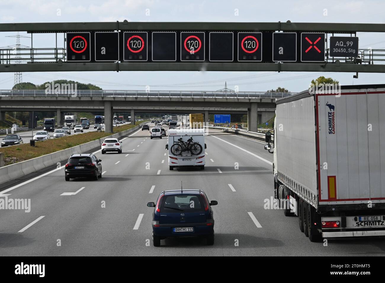 120 speed limit hi-res stock photography and images - Alamy