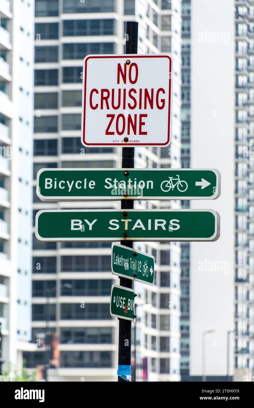 Chicago state street signs hi-res stock photography and images - Alamy