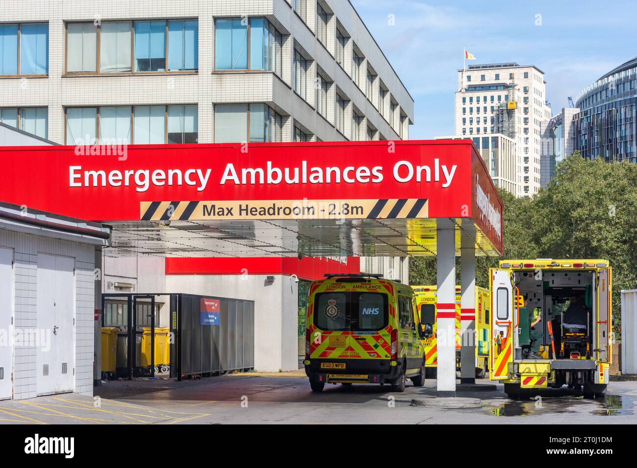 Main entrance, Emergency Department (A&E), St Thomas' NHS Hospital ...