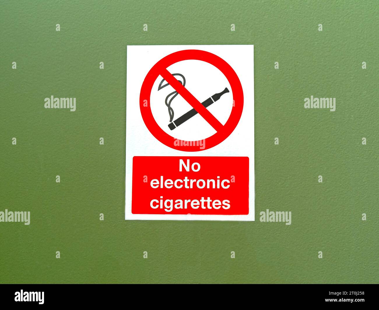 No electronic cigarettes sign on a green wall Stock Photo - Alamy