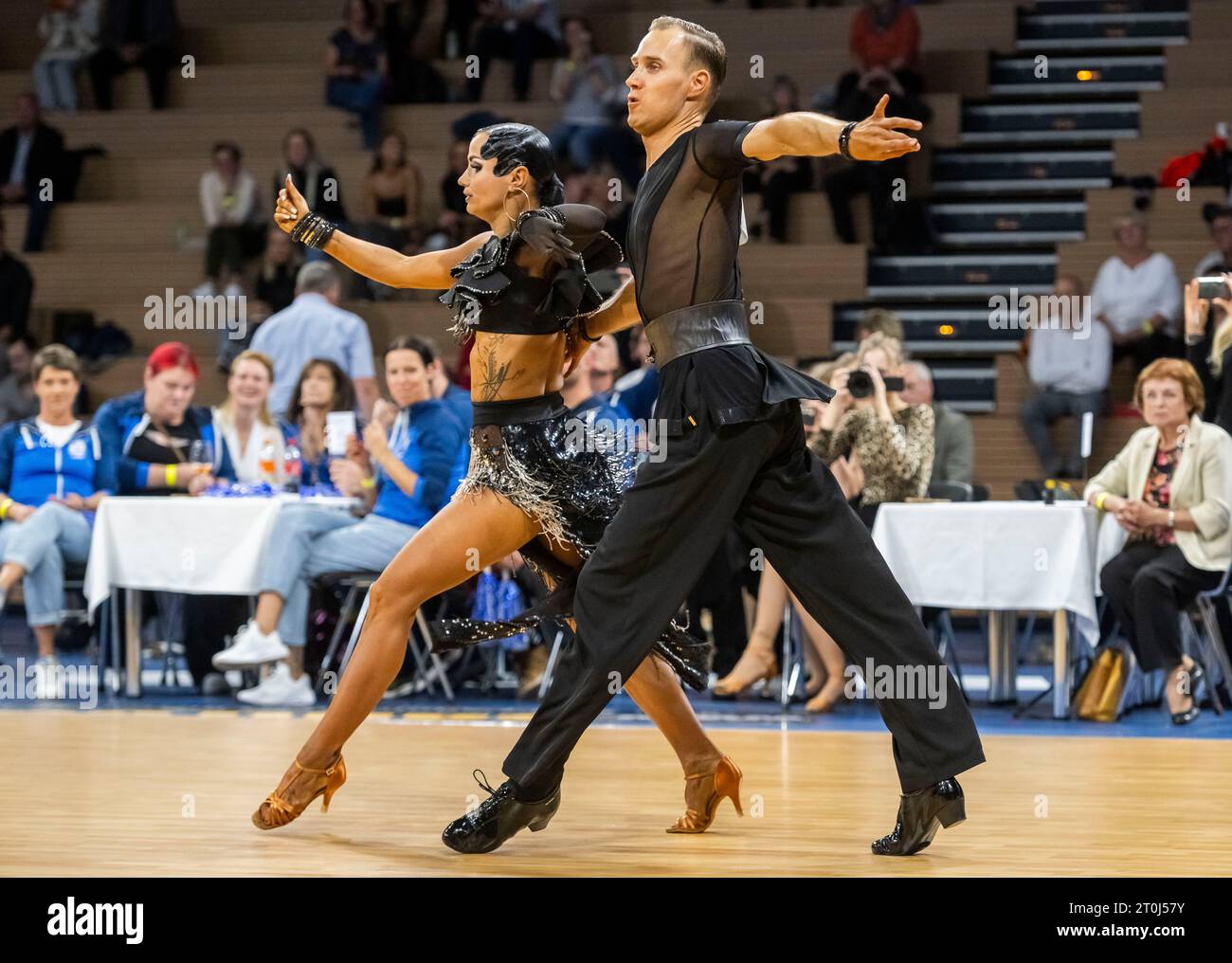 Dresden, Germany. 07th Oct, 2023. Julia Luckow and Erik Heiden, Germany, dance in one of 10 ...