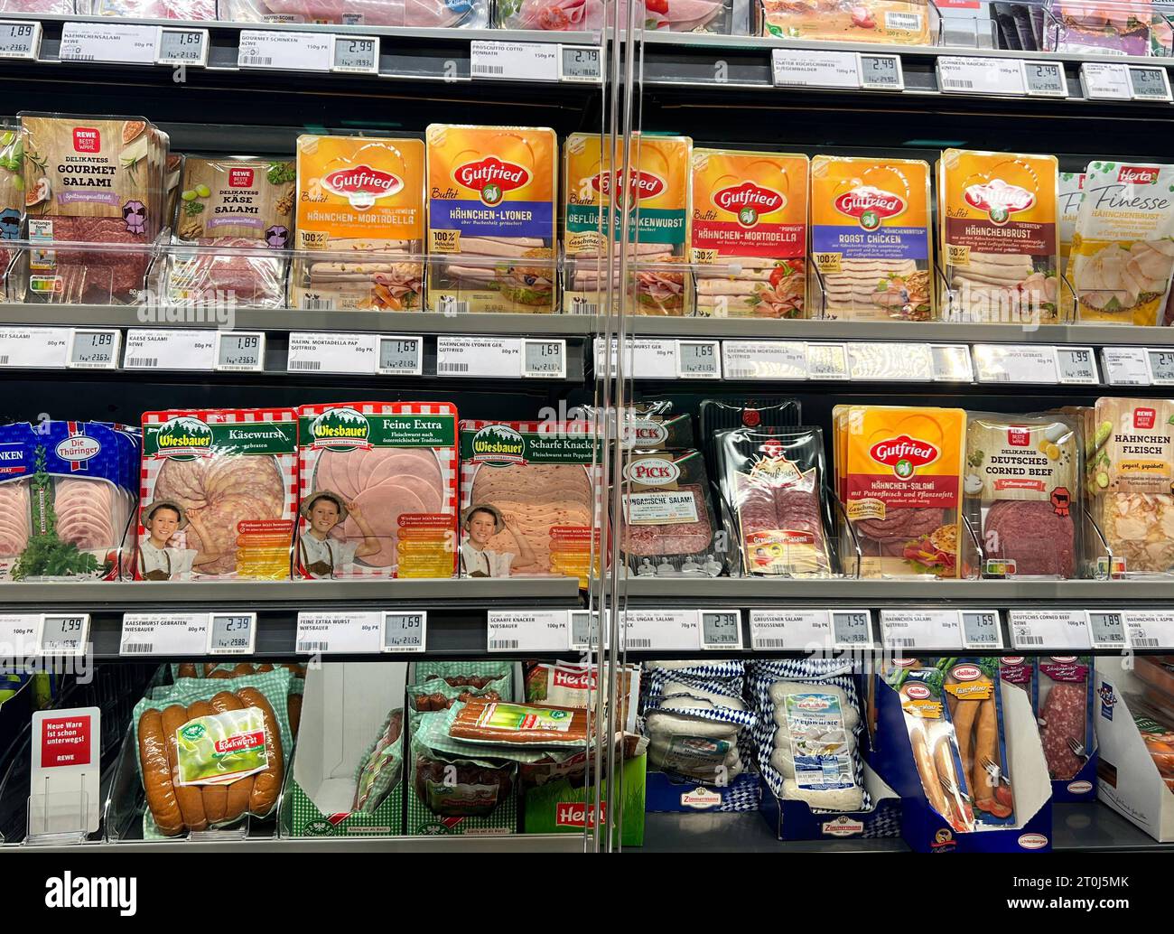 Wurst Wurstware Regal im Supermarkt *** Sausage sausage product shelf ...