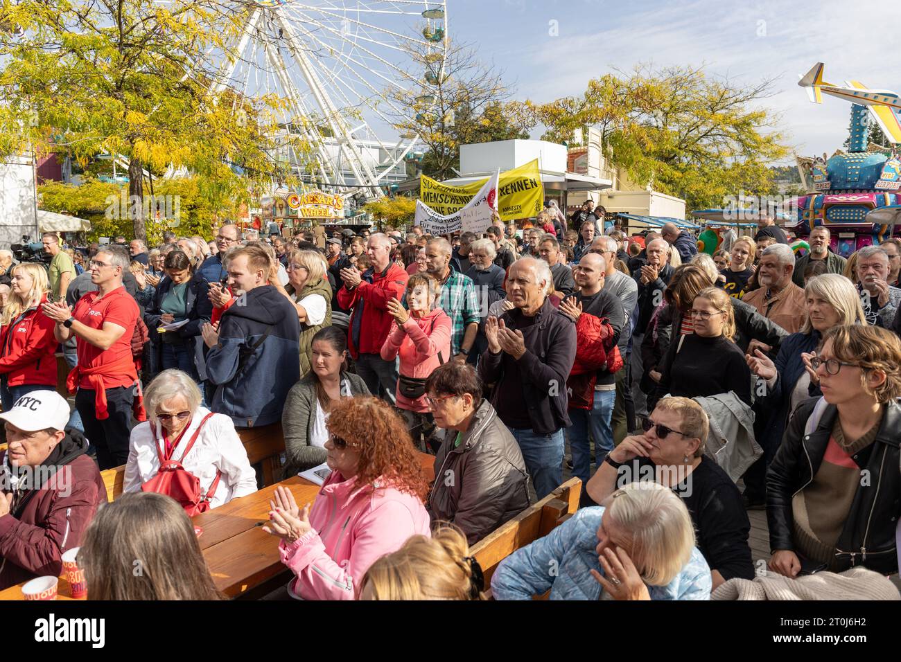 Marburg, Germany. 07th Oct, 2023. Spectators applaud at the election ...