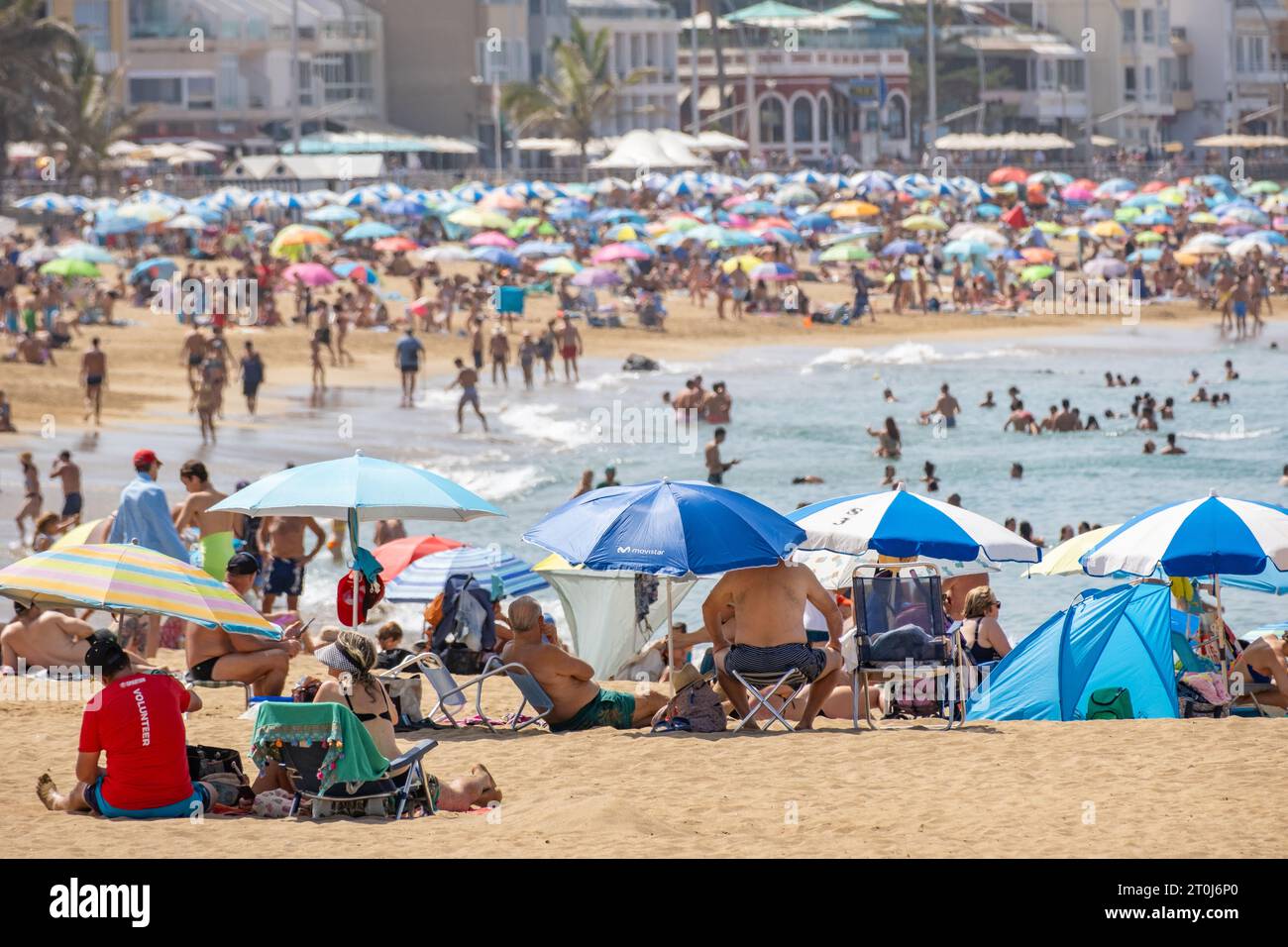 Gran Canaria, Canary Islands, Spain, 7th October 2023. Tourists, many British, joins locals on a ...