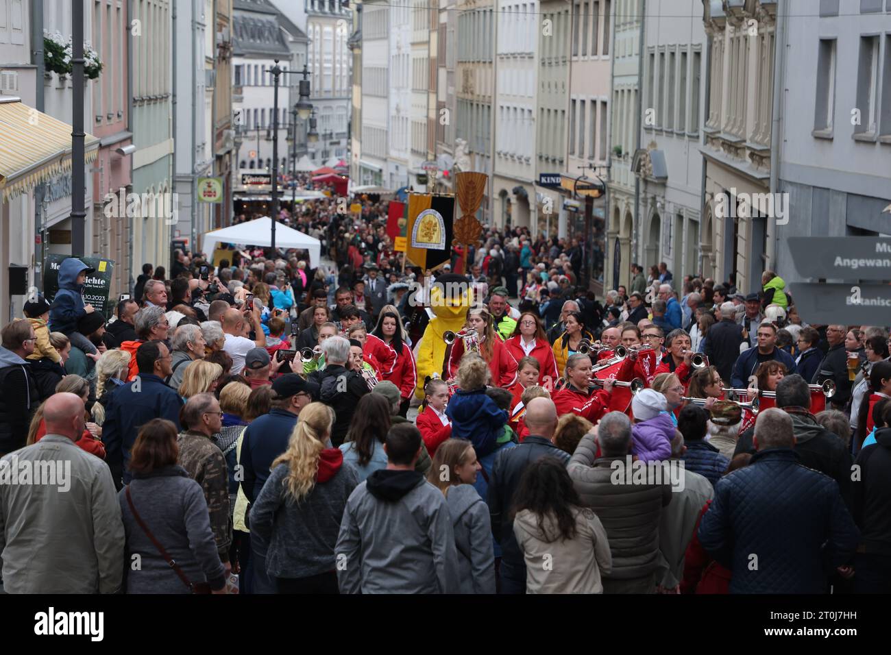 Gera, Germany. 07th Oct, 2023. Participants of the historical parade ...