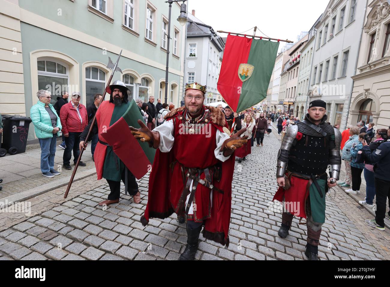 Gera, Germany. 07th Oct, 2023. Participants of the historical parade ...