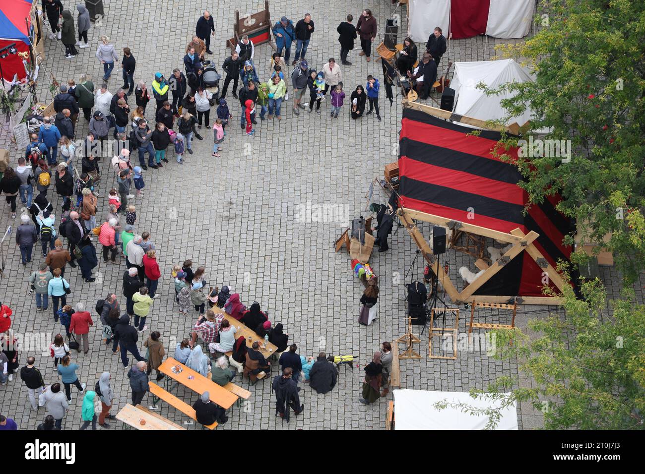 Gera, Germany. 07th Oct, 2023. Visitors watch the performances of ...