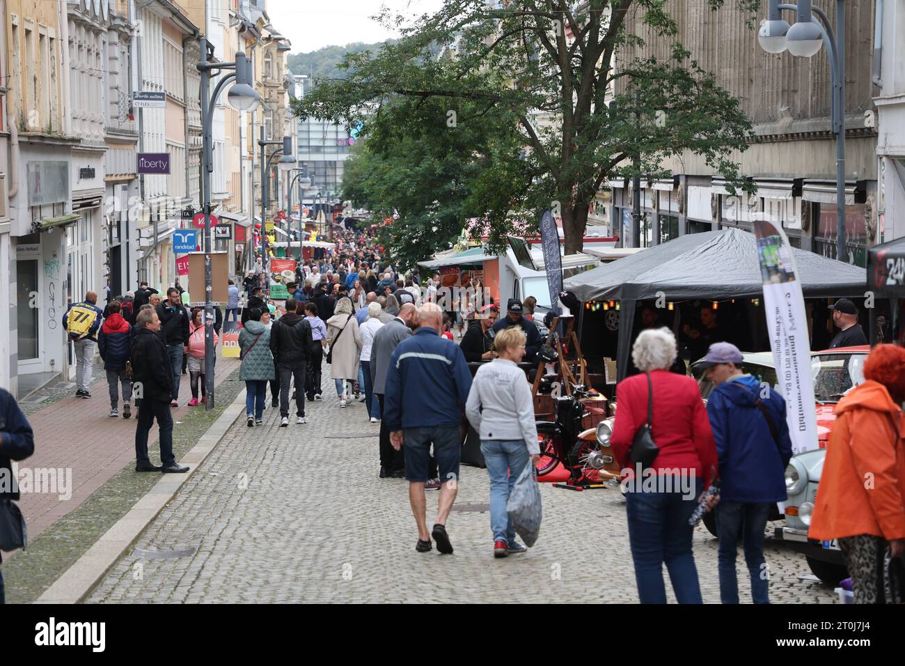 Gera, Germany. 07th Oct, 2023. Numerous visitors walk along the ...