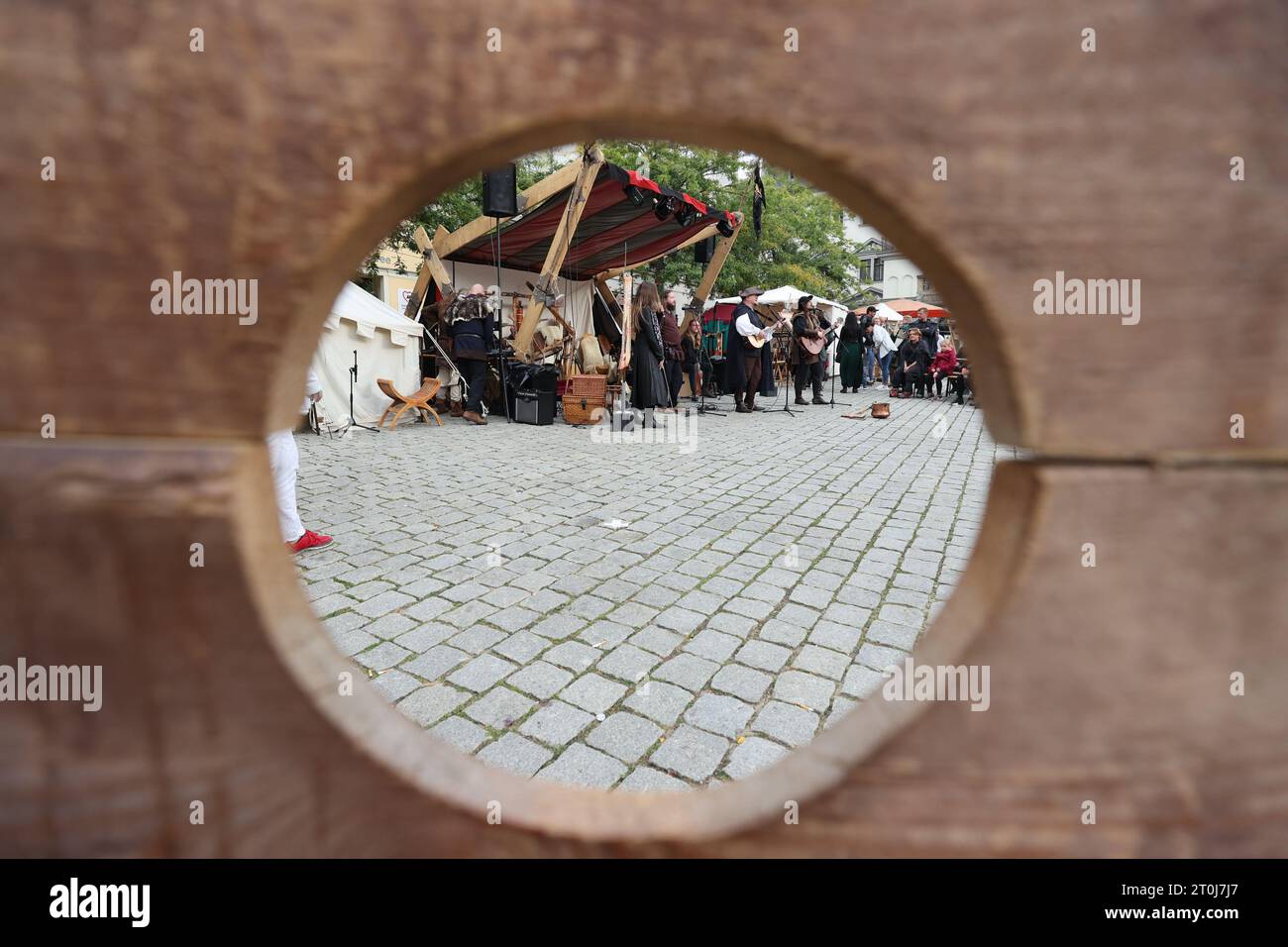 Gera, Germany. 07th Oct, 2023. Visitors watch the performances of ...