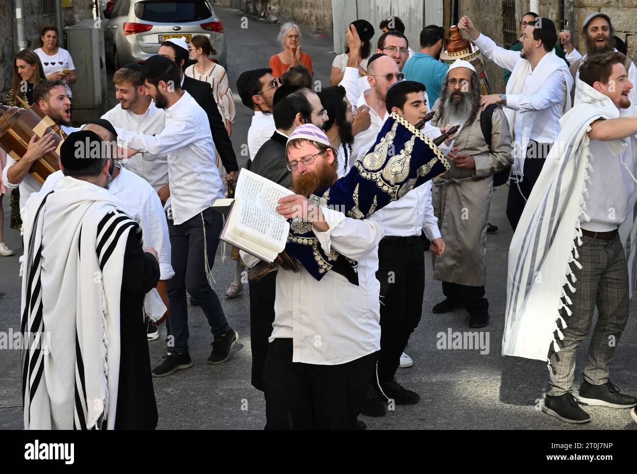 Erusalem, Israel. 07th Oct, 2023. Orthodox Jews dance with Torah ...