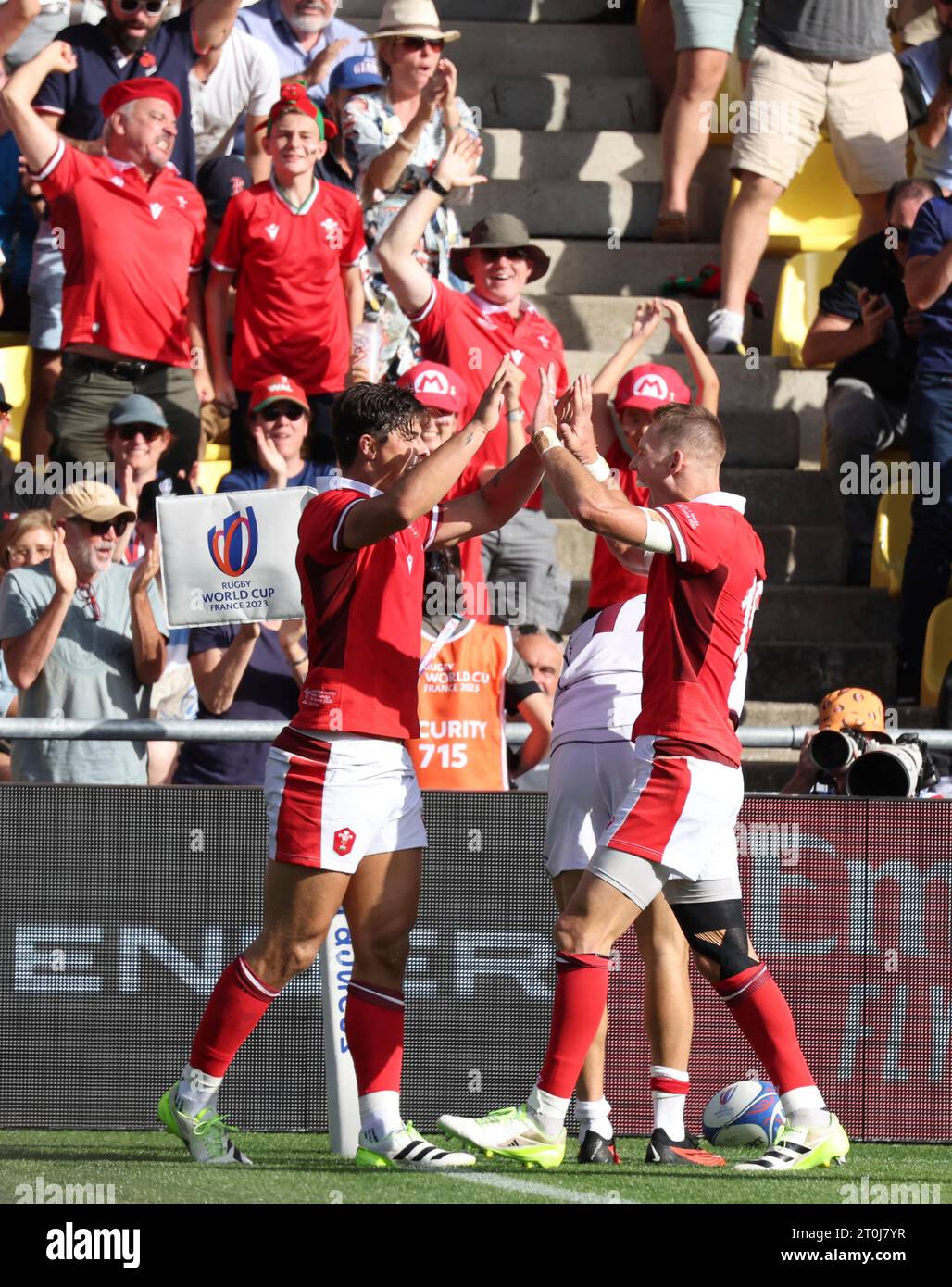Louis Rees-Zammit of Wales (L) reacts after scoring his second try in ...