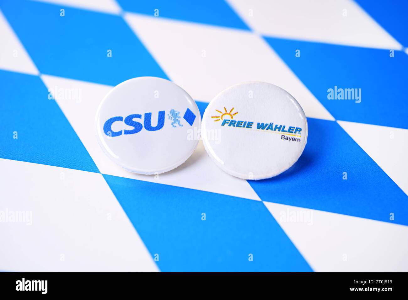 Parteianstecker von CSU und Freie Wähler Bayern auf dem Wappen von ...
