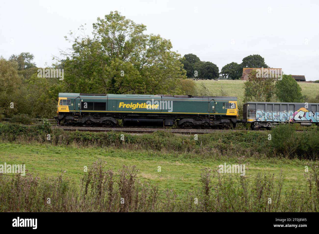 Freightliner class 66 diesel locomotive No. 66606 pulling a freight ...