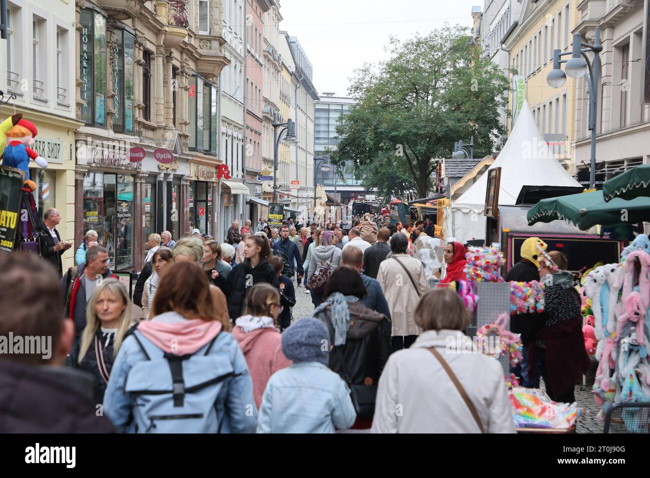 Gera, Germany. 07th Oct, 2023. Numerous visitors walk along the ...