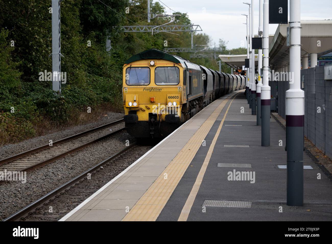 Freightliner class 66 diesel locomotive No. 66603 pulling a freight ...